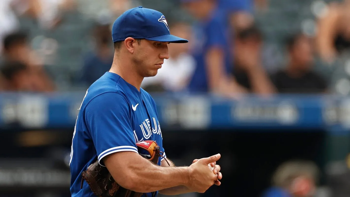 Blue Jays re-sign former reliever