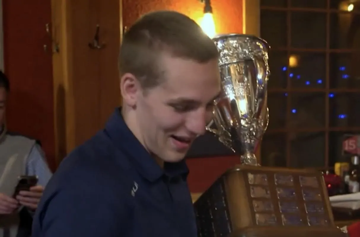 Lane Hutson remporte le trophée Calder 2025 et voici sa réaction inattendue