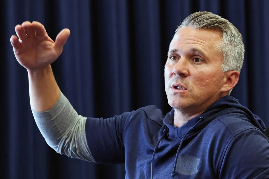 Martin St-Louis lance un puissant message à Juraj Slafkovsky