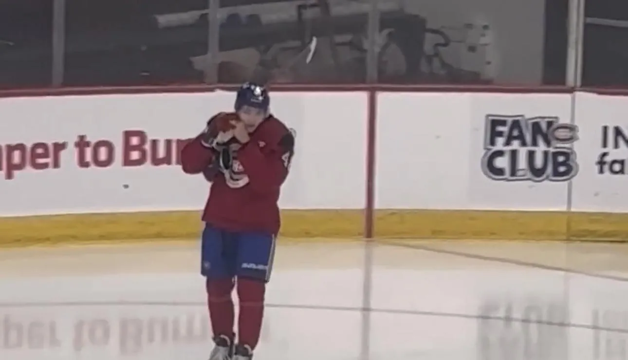 Lane Hutson pose un geste clair sur la glace en direct de Brossard et c ...