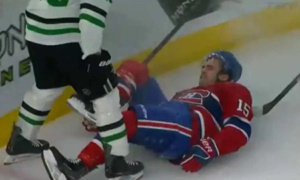 Concerning moment for the Canadiens as Alex Newhook leaves the game ...