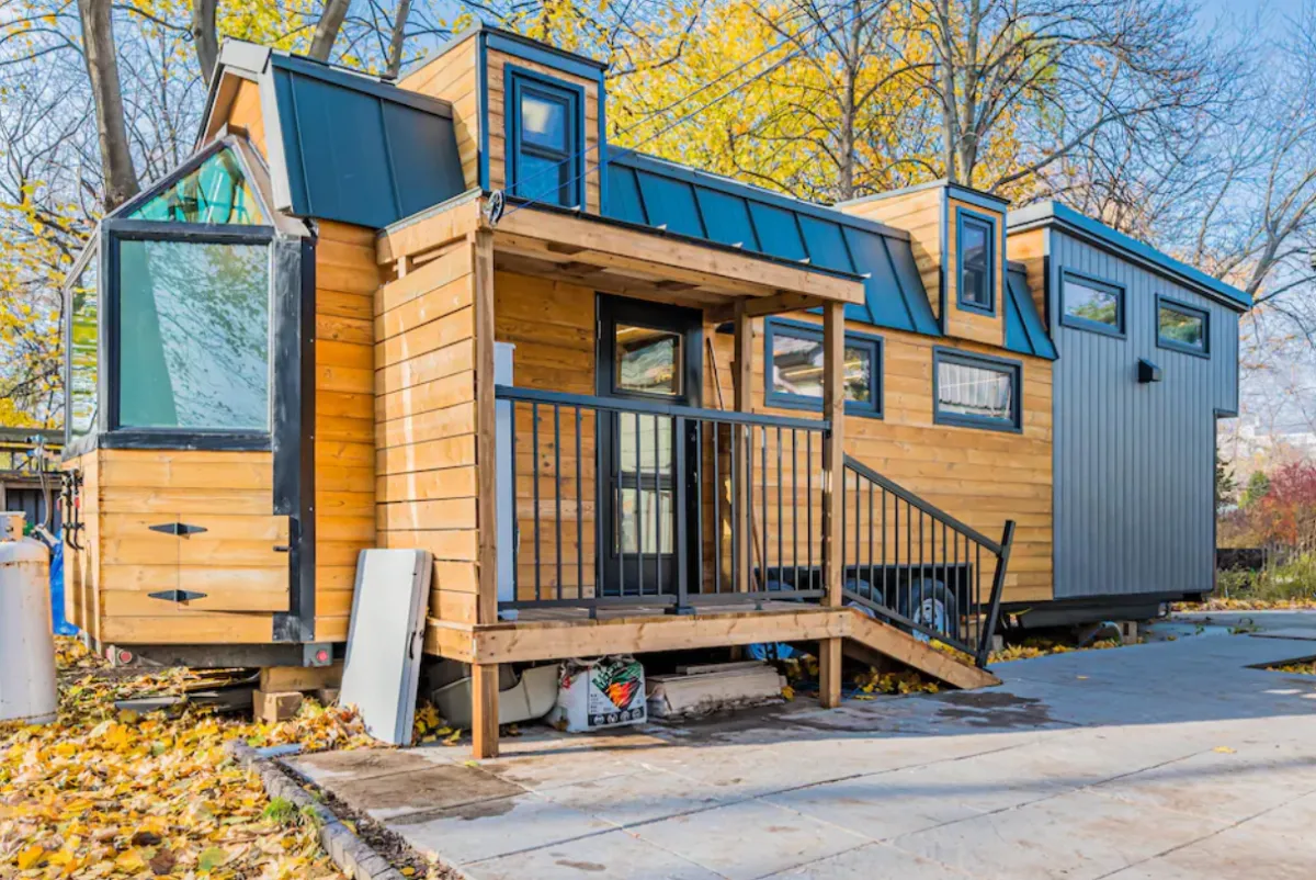 Les mini-maisons s'imposent au Québec avec des toitures qui volent la ...
