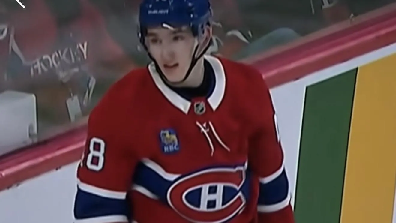 On sait enfin ce que Lane Hutson a crié à l'arbitre pendant que le jeu ...