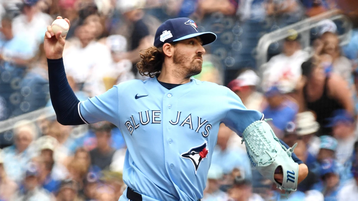 Kevin Gausman joins Luke Combs and Maple Leafs superstar on stage
