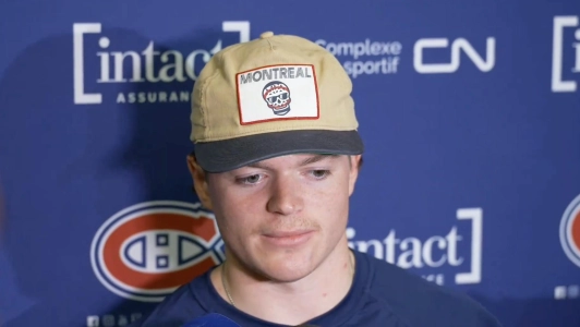 Cole Caufield vient de recevoir une solide claque au visage pendant ses ...