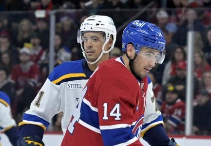 Scène très inquiétante, alors que Nick Suzuki reçoit un coup de hache en