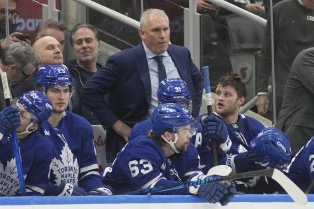 Maple Leafs head coach Craig Berube sports gruesome injury during ...
